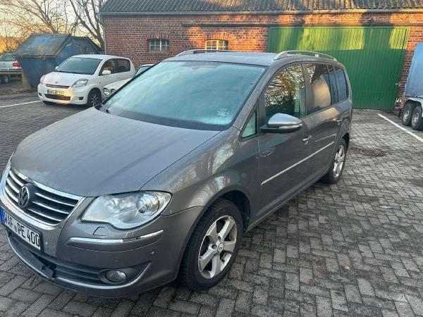 Grey Volkswagen Touran 2010 in Jurbarkas, with an engine capacity of 1.97 L and mileage of 241 thousand km for 3899 €, photo 1 on AUTOMOTO.COM.LV
