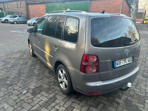 Grey Volkswagen Touran 2010 in Jurbarkas, with an engine capacity of 1.97 L and mileage of 241 thousand km for 3899 €, photo 2 on AUTOMOTO.COM.LV