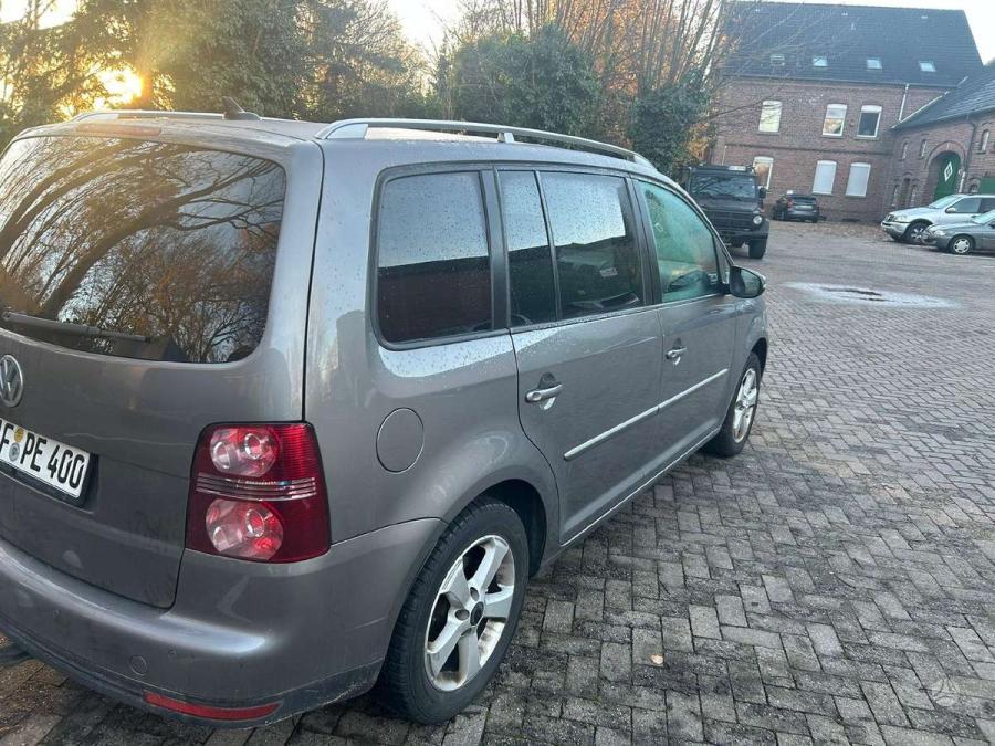 Pelēks Volkswagen Touran 2010 Jurbarkas, ar dzinēja tilpumu 1.97 L un nobraukumu 241 tūkst. km par 3899 €, foto 3 vietnē AUTOMOTO.COM.LV