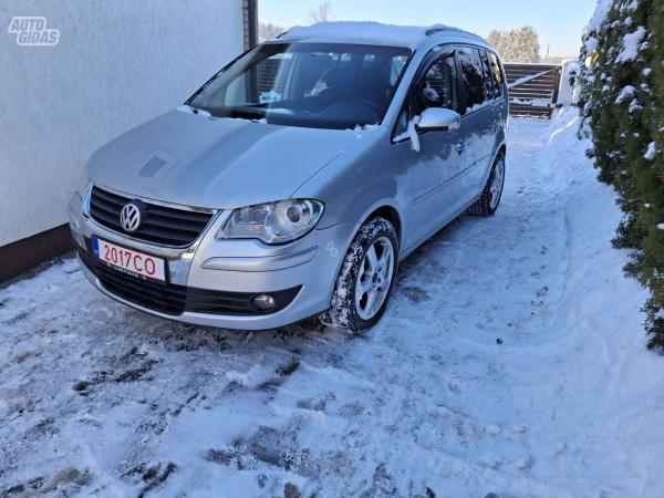 Grey Volkswagen Touran 2010 in Mazeikiai, with an engine capacity of 2.00 L and mileage of 185 thousand km for 3700 €, photo 1 on AUTOMOTO.COM.LV