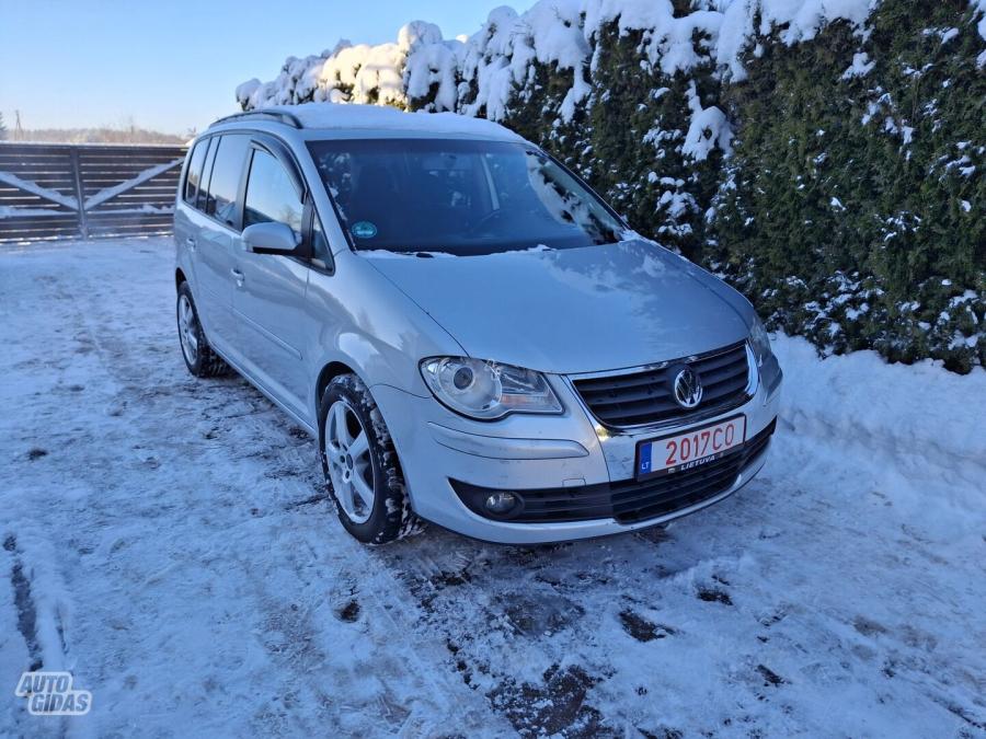 Grey Volkswagen Touran 2010 in Mazeikiai, with an engine capacity of 2.00 L and mileage of 185 thousand km for 3700 €, photo 3 on AUTOMOTO.COM.LV