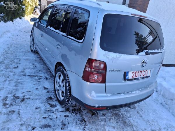 Grey Volkswagen Touran 2010 in Mazeikiai, with an engine capacity of 2.00 L and mileage of 185 thousand km for 3700 €, photo 4 on AUTOMOTO.COM.LV