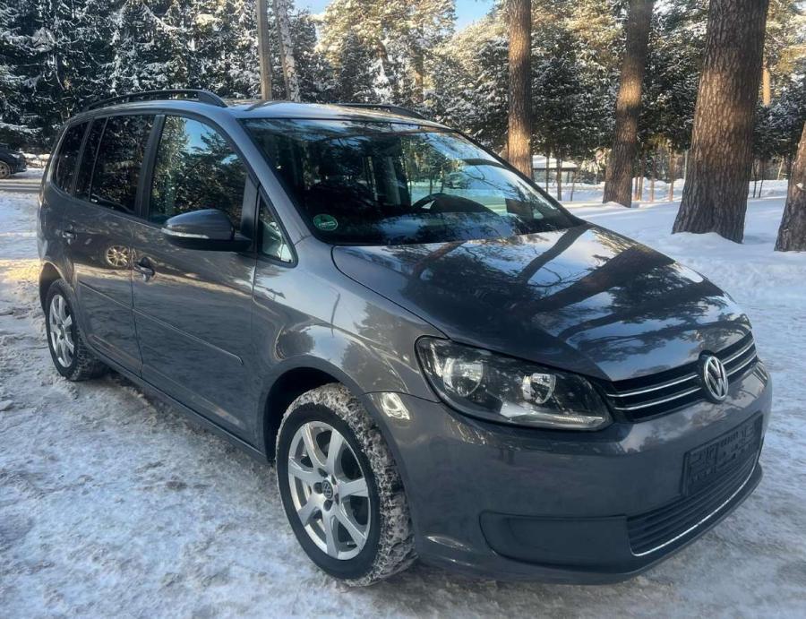 Pelēks Volkswagen Touran 2010 Viļņa, ar dzinēja tilpumu 1.60 L un nobraukumu 252 tūkst. km par 4990 €, foto 1 vietnē AUTOMOTO.COM.LV
