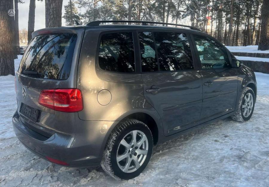 Pelēks Volkswagen Touran 2010 Viļņa, ar dzinēja tilpumu 1.60 L un nobraukumu 252 tūkst. km par 4990 €, foto 3 vietnē AUTOMOTO.COM.LV