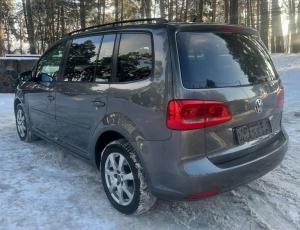 Pelēks Volkswagen Touran 2010 Viļņa, ar dzinēja tilpumu 1.60 L un nobraukumu 252 tūkst. km par 4990 €, foto 4 vietnē AUTOMOTO.COM.LV