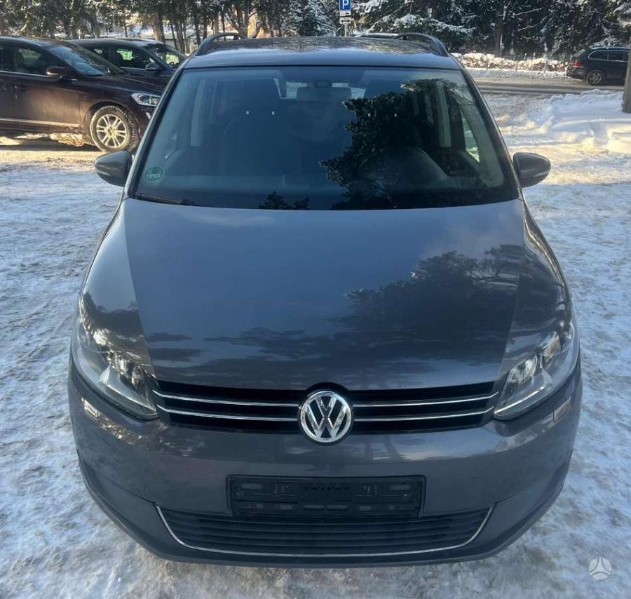Pelēks Volkswagen Touran 2010 Viļņa, ar dzinēja tilpumu 1.60 L un nobraukumu 252 tūkst. km par 4990 €, foto 5 vietnē AUTOMOTO.COM.LV