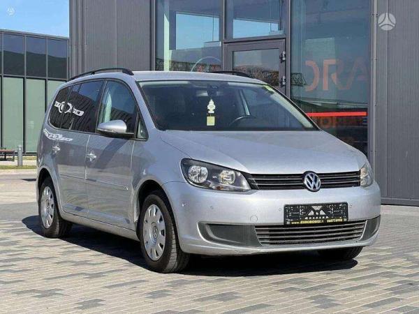 Grey Volkswagen Touran 2010 in Siauliai, with an engine capacity of 1.39 L and mileage of 219 thousand km for 5400 €, photo 1 on AUTOMOTO.COM.LV