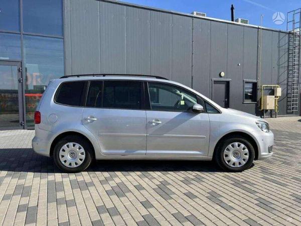 Pelēks Volkswagen Touran 2010 Šauļi, ar dzinēja tilpumu 1.39 L un nobraukumu 219 tūkst. km par 5400 €, foto 4 vietnē AUTOMOTO.COM.LV