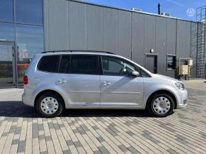 Grey Volkswagen Touran 2010 in Siauliai, with an engine capacity of 1.39 L and mileage of 219 thousand km for 5400 €, photo 4 on AUTOMOTO.COM.LV