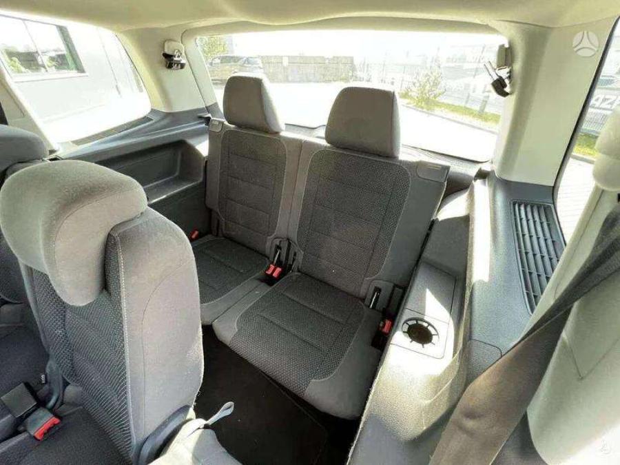 Grey Volkswagen Touran 2010 in Siauliai, with an engine capacity of 1.39 L and mileage of 219 thousand km for 5400 €, photo 25 on AUTOMOTO.COM.LV