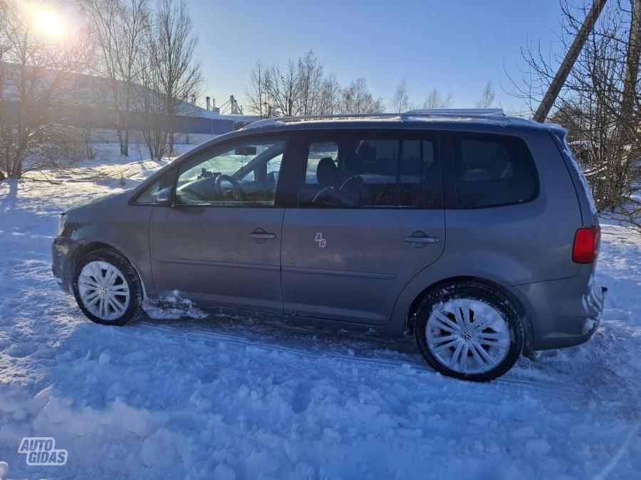 Pelēks Volkswagen Touran 2010 Kupiškis, ar dzinēja tilpumu 2.00 L un nobraukumu 231 tūkst. km par 4600 €, foto 5 vietnē AUTOMOTO.COM.LV