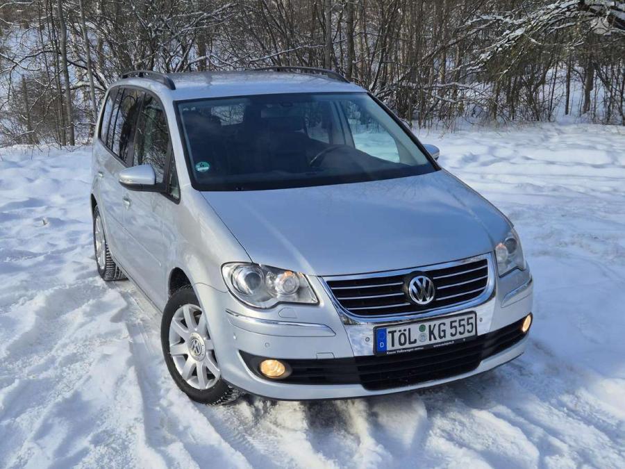 Pelēks Volkswagen Touran 2010 Kauņa, ar dzinēja tilpumu 2.00 L un nobraukumu 270 tūkst. km par 4250 €, foto 1 vietnē AUTOMOTO.COM.LV