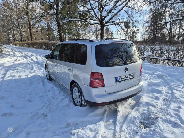 Pelēks Volkswagen Touran 2010 Kauņa, ar dzinēja tilpumu 2.00 L un nobraukumu 270 tūkst. km par 4250 €, foto 4 vietnē AUTOMOTO.COM.LV