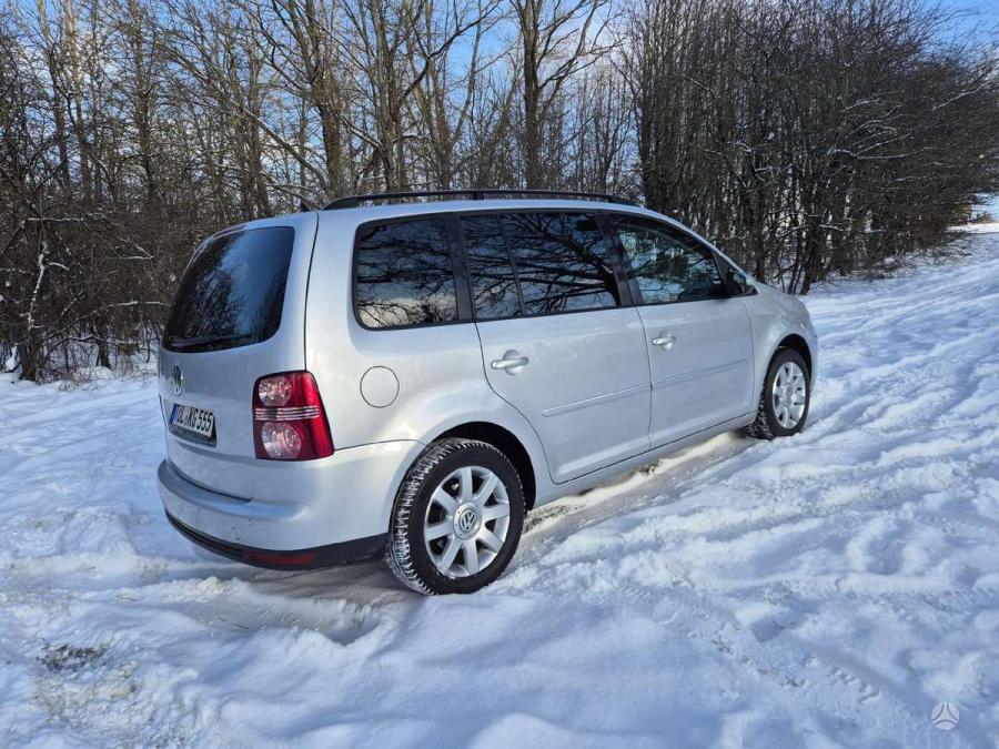 Pelēks Volkswagen Touran 2010 Kauņa, ar dzinēja tilpumu 2.00 L un nobraukumu 270 tūkst. km par 4250 €, foto 5 vietnē AUTOMOTO.COM.LV