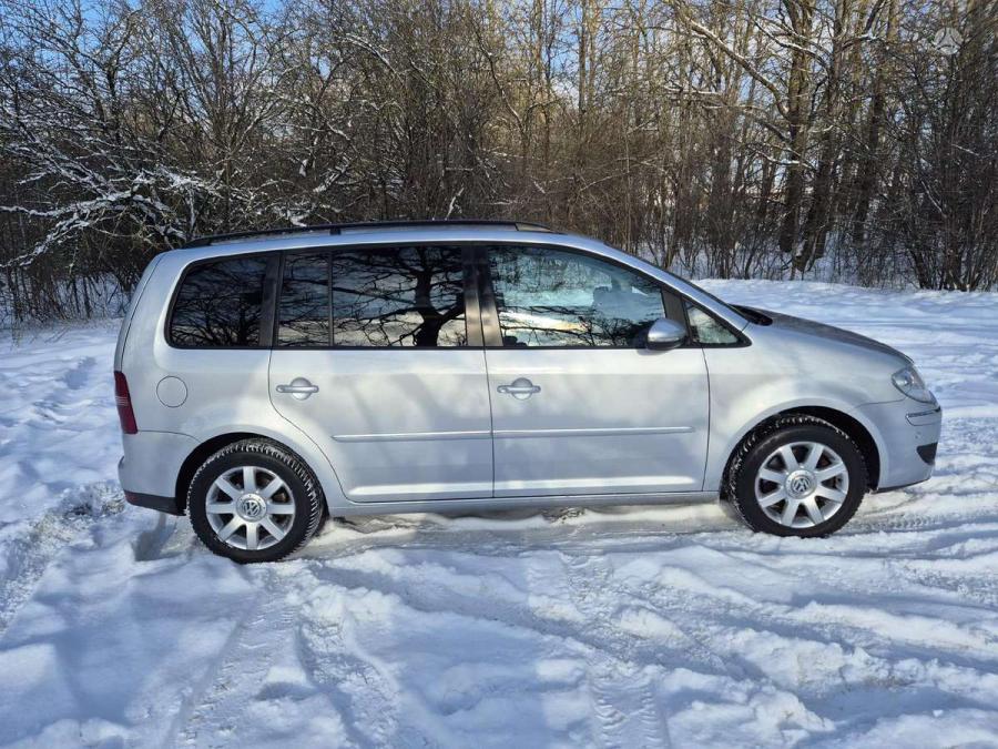 Pelēks Volkswagen Touran 2010 Kauņa, ar dzinēja tilpumu 2.00 L un nobraukumu 270 tūkst. km par 4250 €, foto 7 vietnē AUTOMOTO.COM.LV