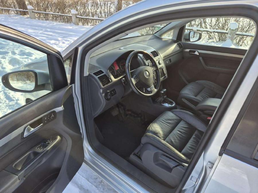 Pelēks Volkswagen Touran 2010 Kauņa, ar dzinēja tilpumu 2.00 L un nobraukumu 270 tūkst. km par 4250 €, foto 8 vietnē AUTOMOTO.COM.LV