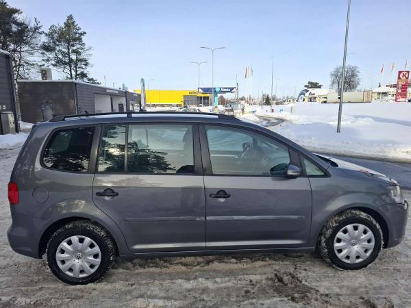 Pelēks Volkswagen Touran 2010 Utena, ar dzinēja tilpumu 1.60 L un nobraukumu 275 tūkst. km par 3600 €, foto 5 vietnē AUTOMOTO.COM.LV