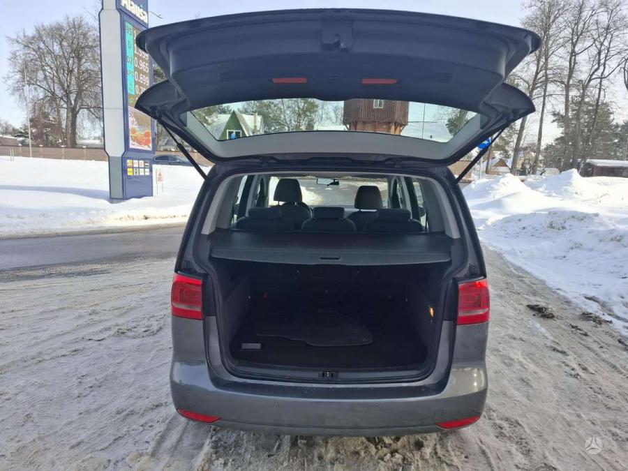 Grey Volkswagen Touran 2010 in Utena, with an engine capacity of 1.60 L and mileage of 275 thousand km for 3600 €, photo 9 on AUTOMOTO.COM.LV
