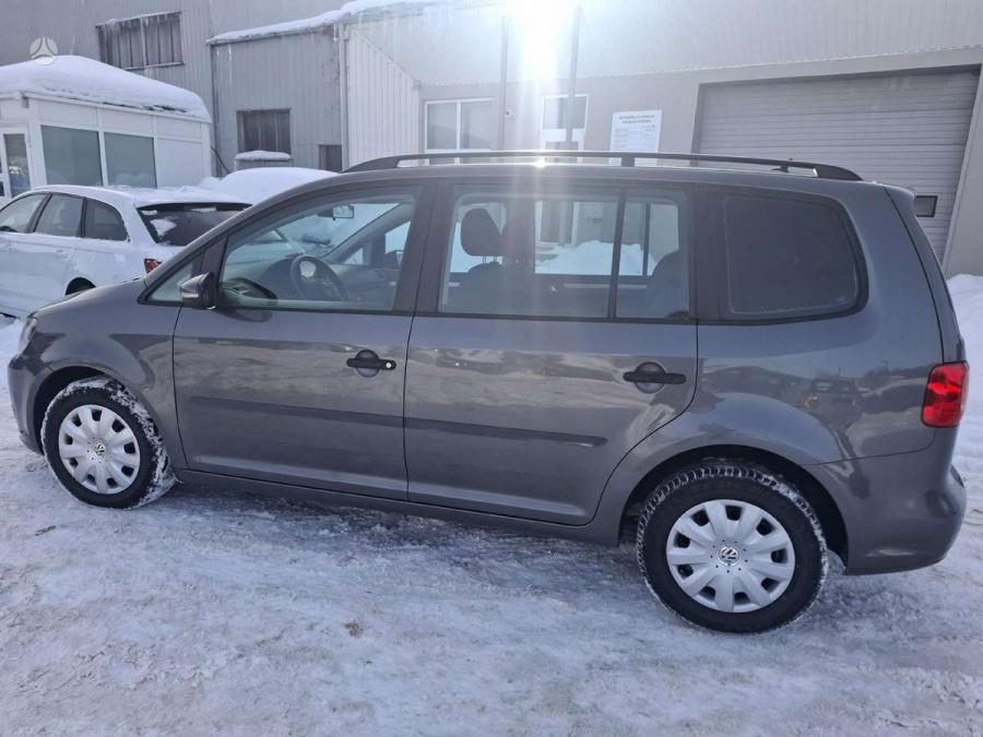 Grey Volkswagen Touran 2010 in Utena, with an engine capacity of 1.60 L and mileage of 275 thousand km for 3600 €, photo 18 on AUTOMOTO.COM.LV
