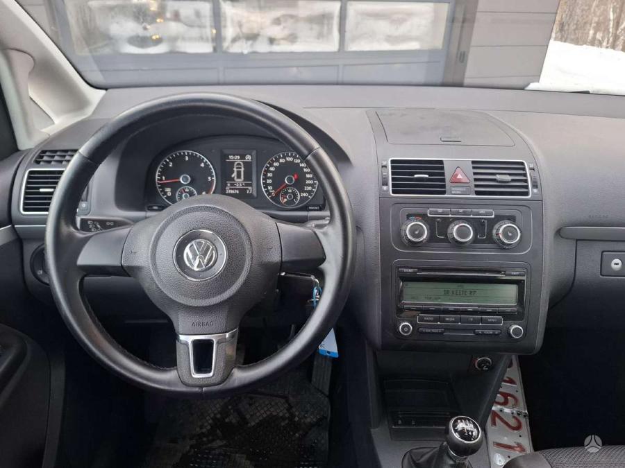 Grey Volkswagen Touran 2010 in Utena, with an engine capacity of 1.60 L and mileage of 275 thousand km for 3600 €, photo 20 on AUTOMOTO.COM.LV