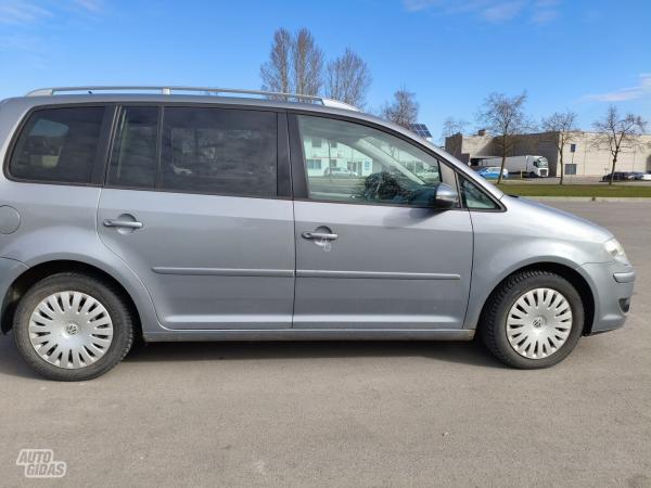 Pelēks Volkswagen Touran 2010 Panevēža, ar dzinēja tilpumu 2.00 L un nobraukumu 204 tūkst. km par 3500 €, foto 3 vietnē AUTOMOTO.COM.LV