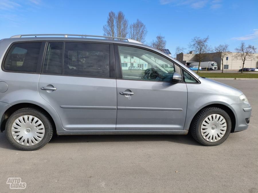 Grey Volkswagen Touran 2010 in Panevezys, with an engine capacity of 2.00 L and mileage of 204 thousand km for 3500 €, photo 4 on AUTOMOTO.COM.LV