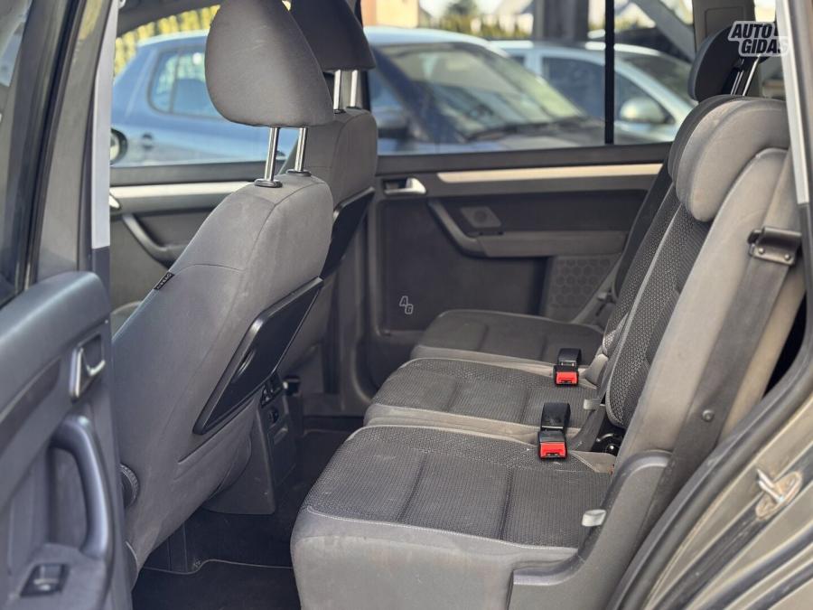 Grey Volkswagen Touran 2010 in Kaunas, with an engine capacity of 2.00 L and mileage of 451 thousand km for 3750 €, photo 18 on AUTOMOTO.COM.LV