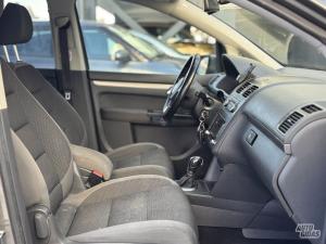 Grey Volkswagen Touran 2010 in Kaunas, with an engine capacity of 2.00 L and mileage of 451 thousand km for 3750 €, photo 19 on AUTOMOTO.COM.LV