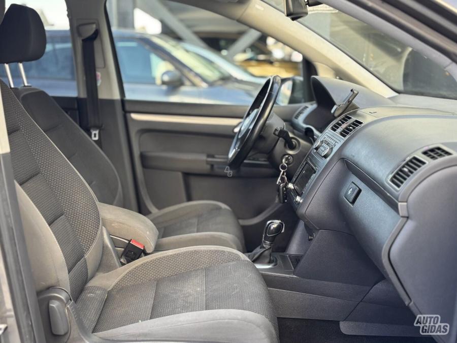 Grey Volkswagen Touran 2010 in Kaunas, with an engine capacity of 2.00 L and mileage of 451 thousand km for 3750 €, photo 19 on AUTOMOTO.COM.LV