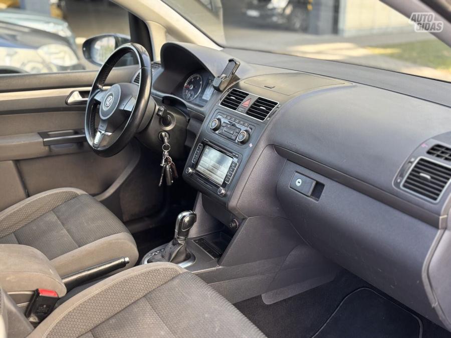 Grey Volkswagen Touran 2010 in Kaunas, with an engine capacity of 2.00 L and mileage of 451 thousand km for 3750 €, photo 20 on AUTOMOTO.COM.LV
