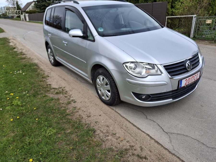 Grey Volkswagen Touran 2010 in Mazeikiai, with an engine capacity of 2.00 L and mileage of 185 thousand km for 3600 €, photo 3 on AUTOMOTO.COM.LV