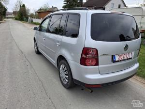 Grey Volkswagen Touran 2010 in Mazeikiai, with an engine capacity of 2.00 L and mileage of 185 thousand km for 3600 €, photo 5 on AUTOMOTO.COM.LV