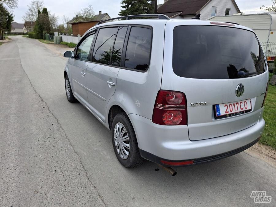 Grey Volkswagen Touran 2010 in Mazeikiai, with an engine capacity of 2.00 L and mileage of 185 thousand km for 3600 €, photo 5 on AUTOMOTO.COM.LV