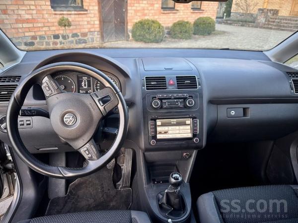 Pelēks Volkswagen Touran 2010 Saldus, ar dzinēja tilpumu 1.60 L un nobraukumu 296 tūkst. km par 4850 €, foto 5 vietnē AUTOMOTO.COM.LV