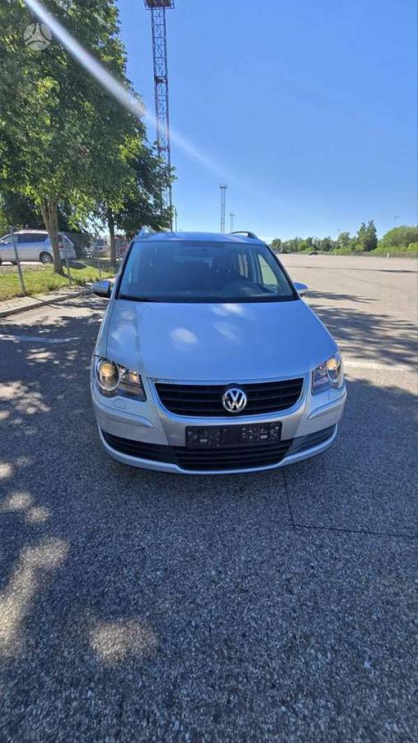 Grey Volkswagen Touran 2010 in Marijampole, with an engine capacity of 1.60 L and mileage of 185 thousand km for 4099 €, photo 8 on AUTOMOTO.COM.LV
