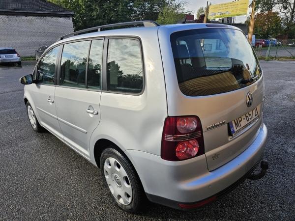 Grey Volkswagen Touran 2010 in Riga, with an engine capacity of 1.90 L and mileage of 318 thousand km for 3950 €, photo 8 on AUTOMOTO.COM.LV