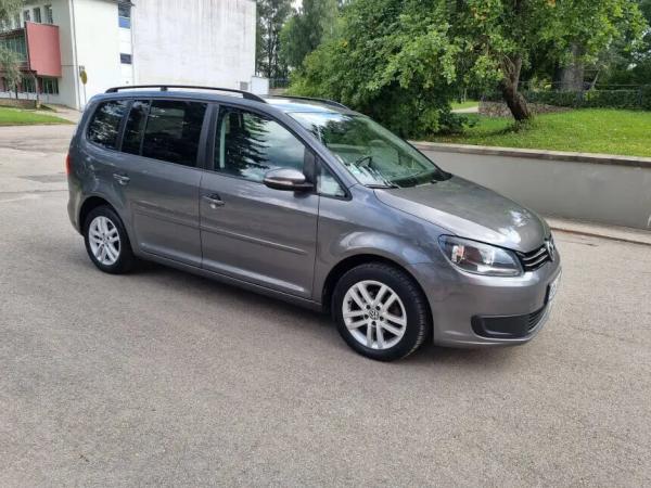 Grey Volkswagen Touran 2010 in Jekabpils, with an engine capacity of 1.60 L and mileage of 255 thousand km for 3390 €, photo 5 on AUTOMOTO.COM.LV