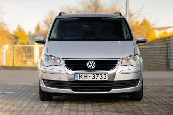 Grey Volkswagen Touran 2010 in Jelgava, with an engine capacity of 2.00 L and mileage of 232 thousand km for 3700 €, photo 3 on AUTOMOTO.COM.LV
