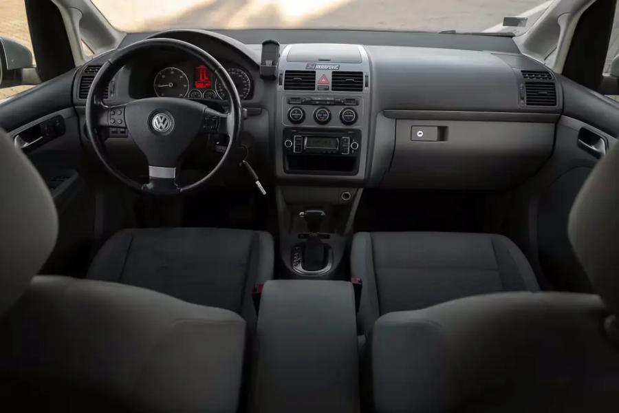 Pelēks Volkswagen Touran 2010 Jelgava, ar dzinēja tilpumu 2.00 L un nobraukumu 232 tūkst. km par 3700 €, foto 8 vietnē AUTOMOTO.COM.LV