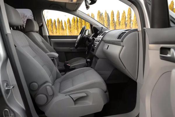 Grey Volkswagen Touran 2010 in Jelgava, with an engine capacity of 2.00 L and mileage of 232 thousand km for 3700 €, photo 8 on AUTOMOTO.COM.LV