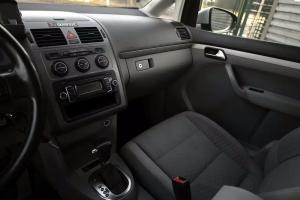 Pelēks Volkswagen Touran 2010 Jelgava, ar dzinēja tilpumu 2.00 L un nobraukumu 232 tūkst. km par 3700 €, foto 12 vietnē AUTOMOTO.COM.LV