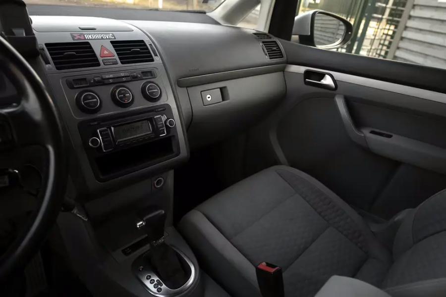 Pelēks Volkswagen Touran 2010 Jelgava, ar dzinēja tilpumu 2.00 L un nobraukumu 232 tūkst. km par 3700 €, foto 12 vietnē AUTOMOTO.COM.LV