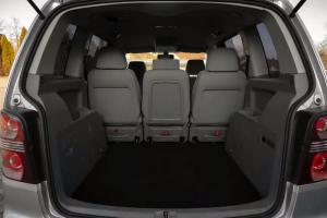 Pelēks Volkswagen Touran 2010 Jelgava, ar dzinēja tilpumu 2.00 L un nobraukumu 232 tūkst. km par 3700 €, foto 15 vietnē AUTOMOTO.COM.LV