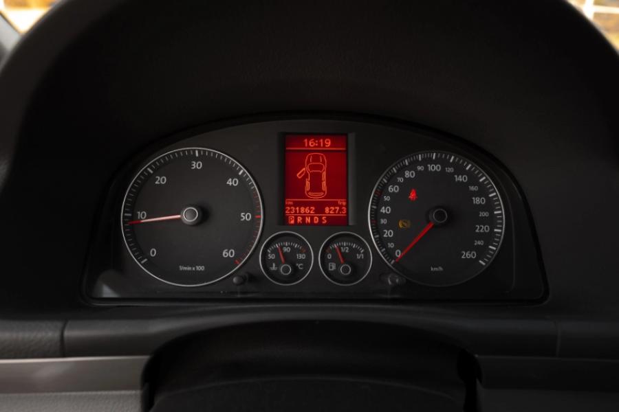 Grey Volkswagen Touran 2010 in Riga, with an engine capacity of 2.00 L and mileage of 232 thousand km for 3600 €, photo 10 on AUTOMOTO.COM.LV