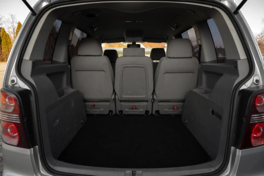 Grey Volkswagen Touran 2010 in Riga, with an engine capacity of 2.00 L and mileage of 232 thousand km for 3600 €, photo 15 on AUTOMOTO.COM.LV