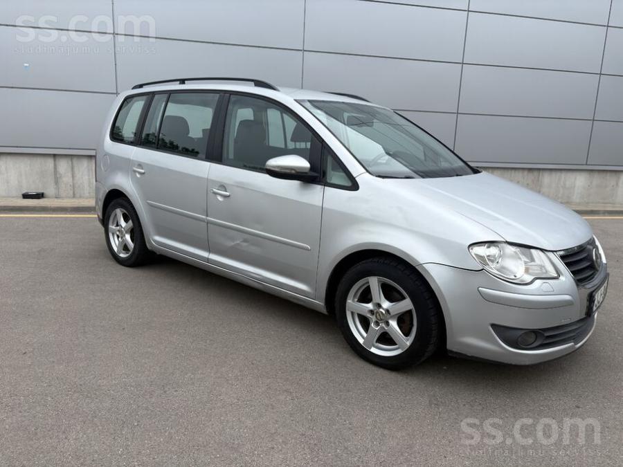 Pelēks Volkswagen Touran 2010 Rīga, ar dzinēja tilpumu 1.90 L un nobraukumu 281 tūkst. km par 1450 €, foto 3 vietnē AUTOMOTO.COM.LV