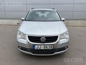 Pelēks Volkswagen Touran 2010 Rīga, ar dzinēja tilpumu 1.90 L un nobraukumu 281 tūkst. km par 1450 €, foto 4 vietnē AUTOMOTO.COM.LV