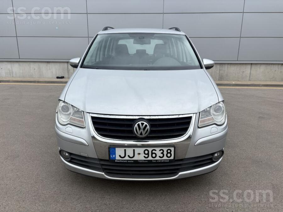 Pelēks Volkswagen Touran 2010 Rīga, ar dzinēja tilpumu 1.90 L un nobraukumu 281 tūkst. km par 1450 €, foto 4 vietnē AUTOMOTO.COM.LV