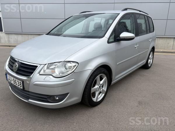 Grey Volkswagen Touran 2010 in Riga, with an engine capacity of 1.90 L and mileage of 281 thousand km for 1450 €, photo 5 on AUTOMOTO.COM.LV