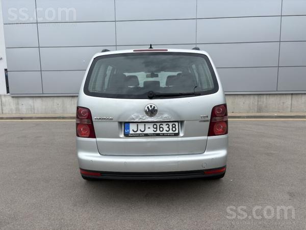 Grey Volkswagen Touran 2010 in Riga, with an engine capacity of 1.90 L and mileage of 281 thousand km for 1450 €, photo 8 on AUTOMOTO.COM.LV